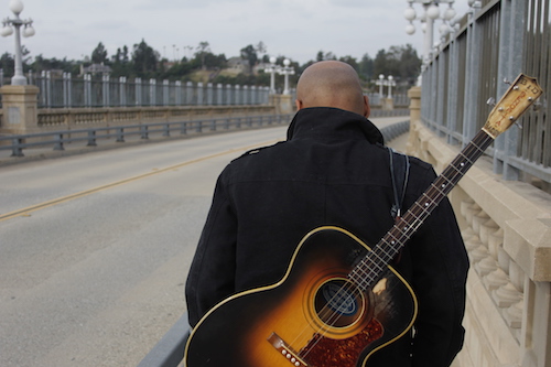 Peter Harper – une guitare ténor, un ukulélé et une voix pour se faire ...